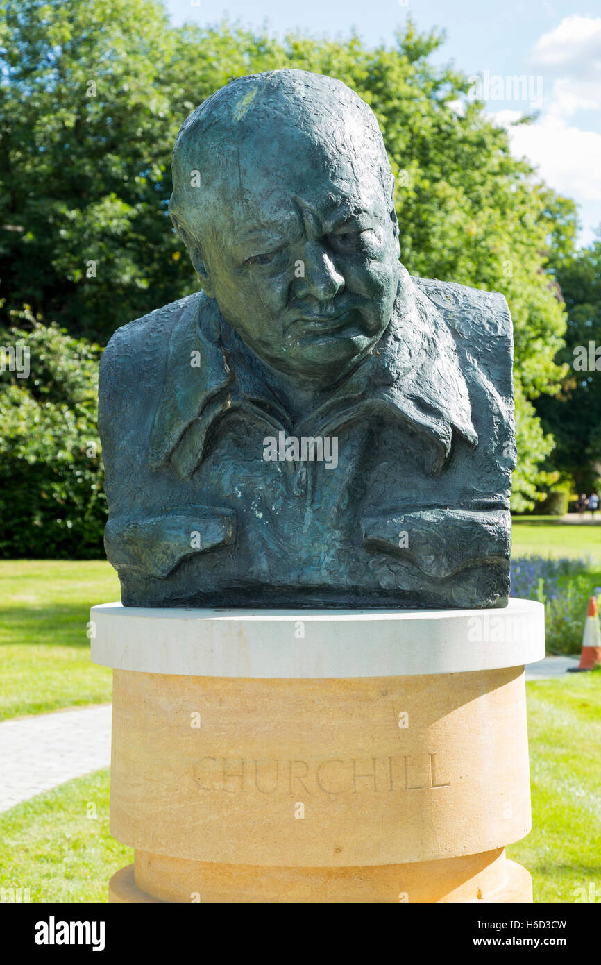 The Churchill Memorial Garden, Oscar Nemon Bust / bronze statue of Sir ...