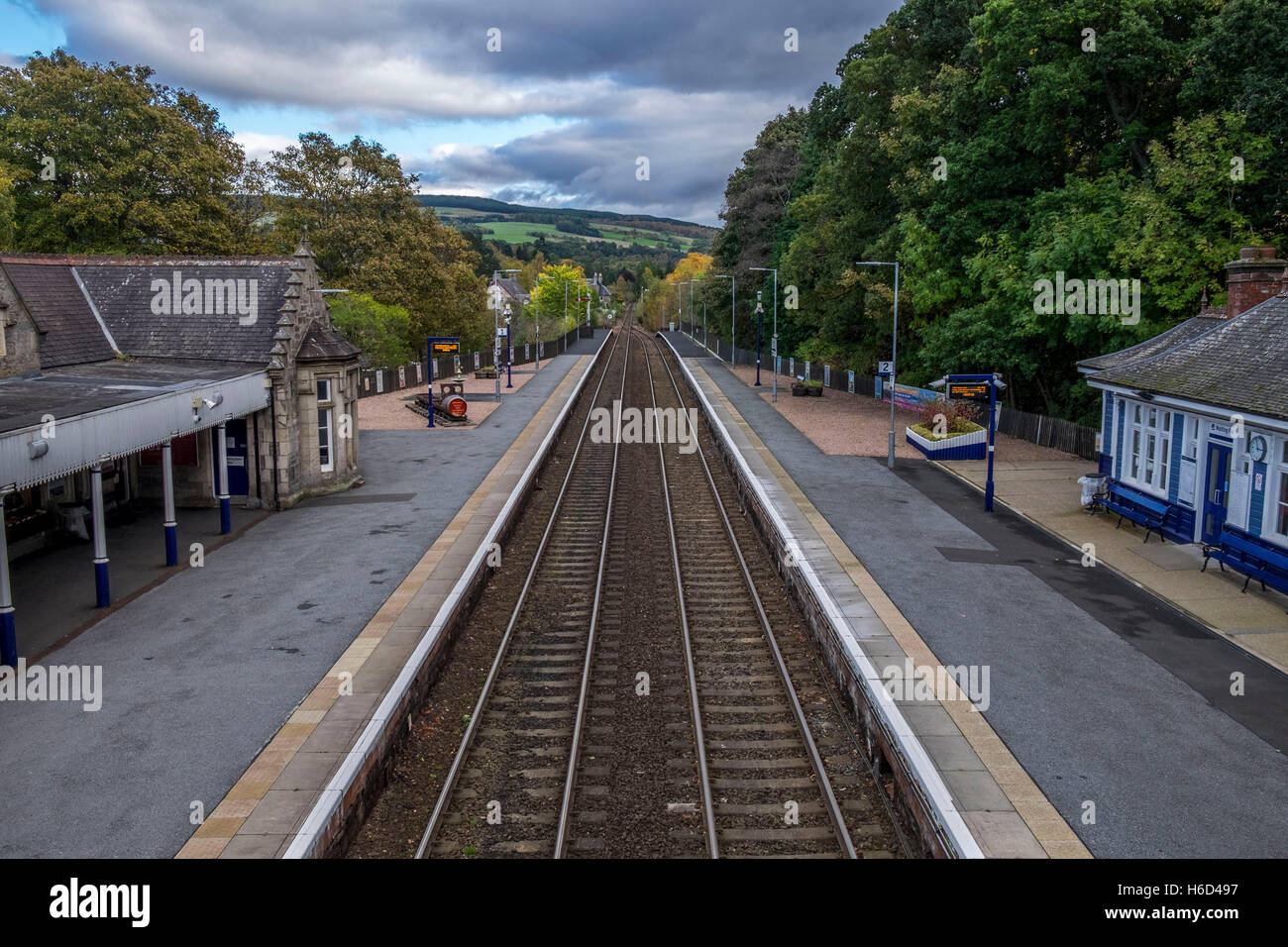 The railway lines and platform at Pitlochry station Stock Photo - Alamy
