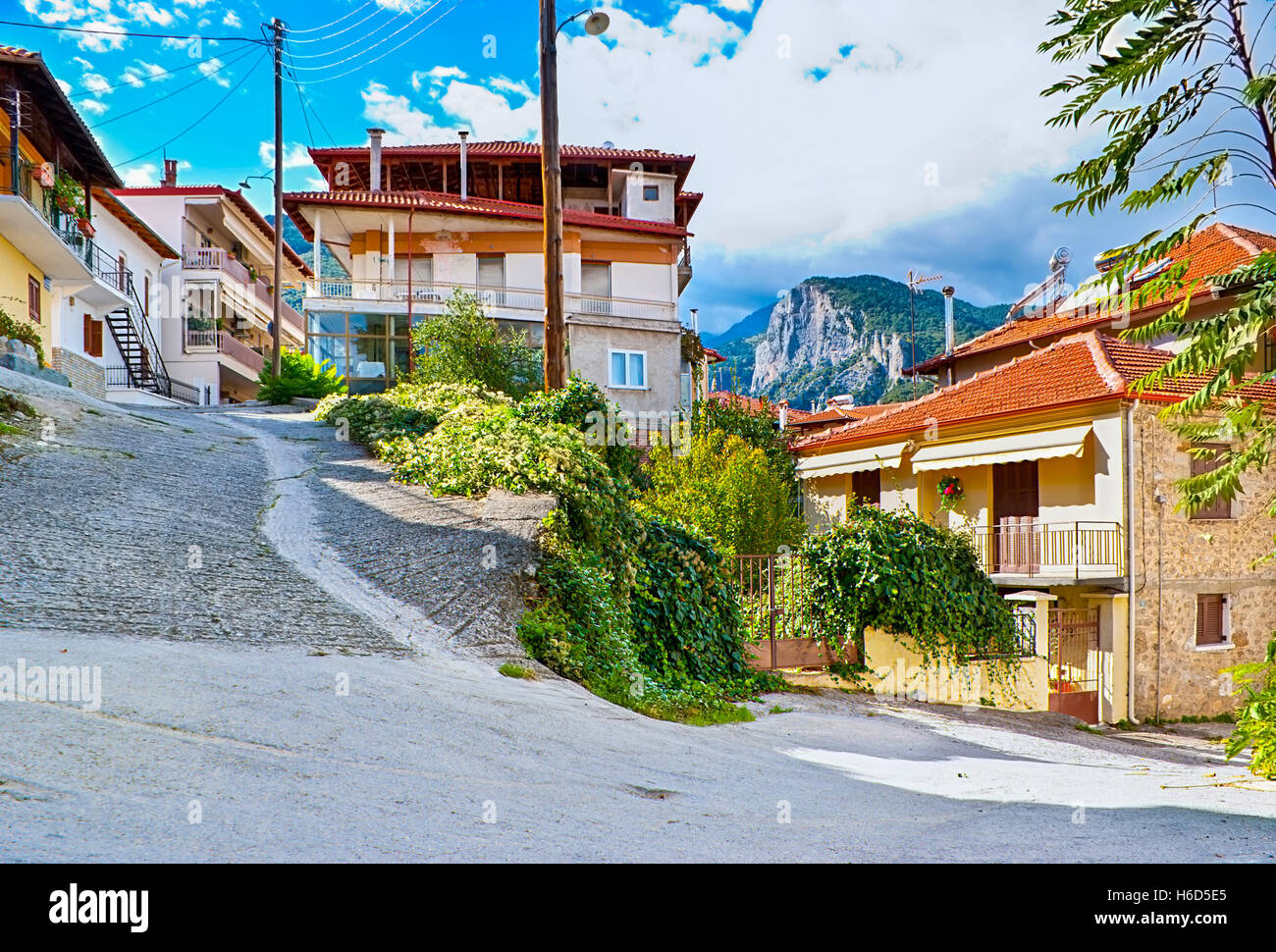 Narrow winding streets hi-res stock photography and images - Alamy