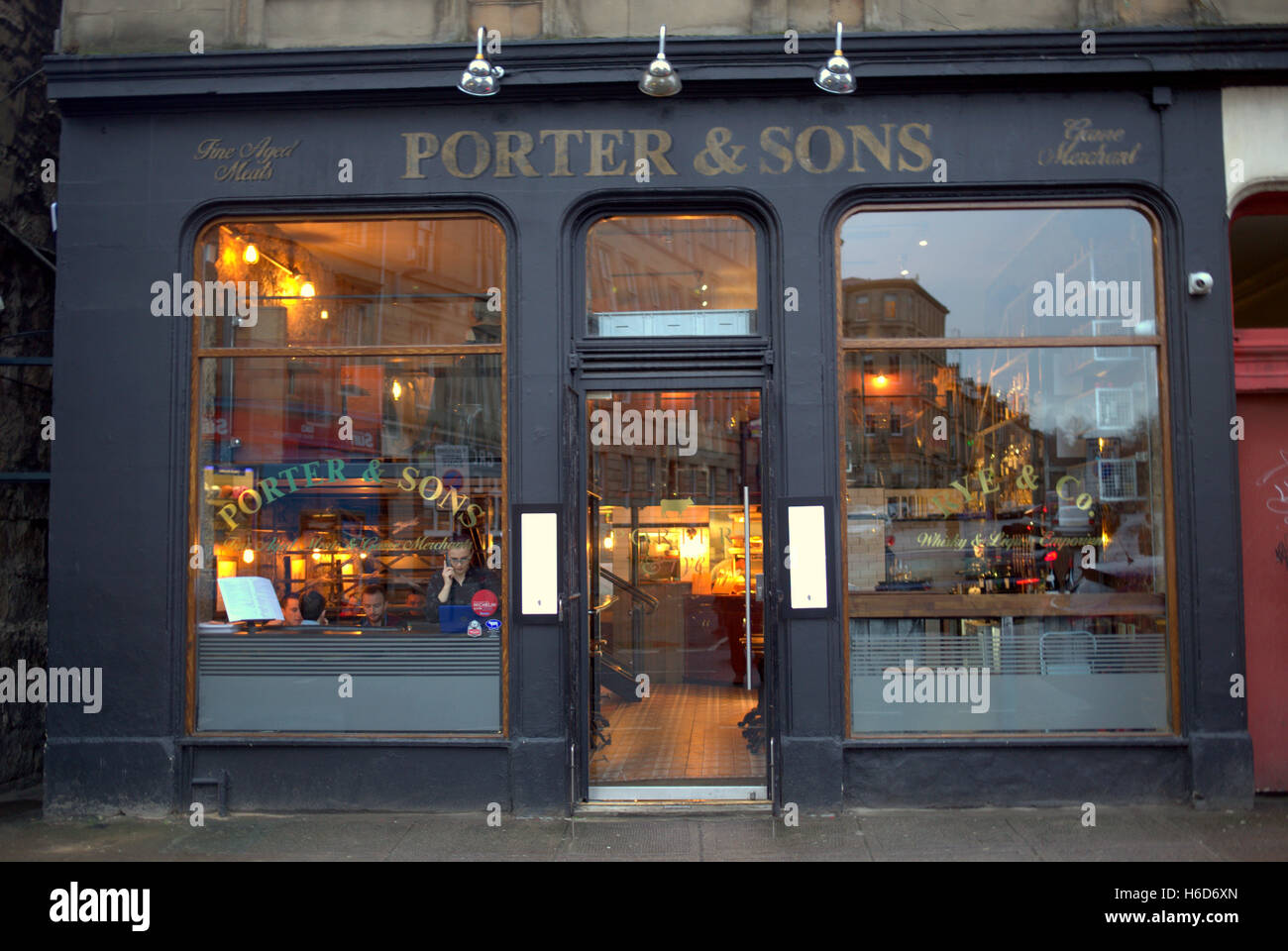 porter and sons pub restaurant in the finneston area of glasgow Stock Photo - Alamy