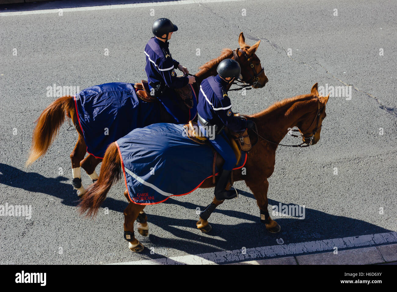 Police horse street hi-res stock photography and images - Alamy