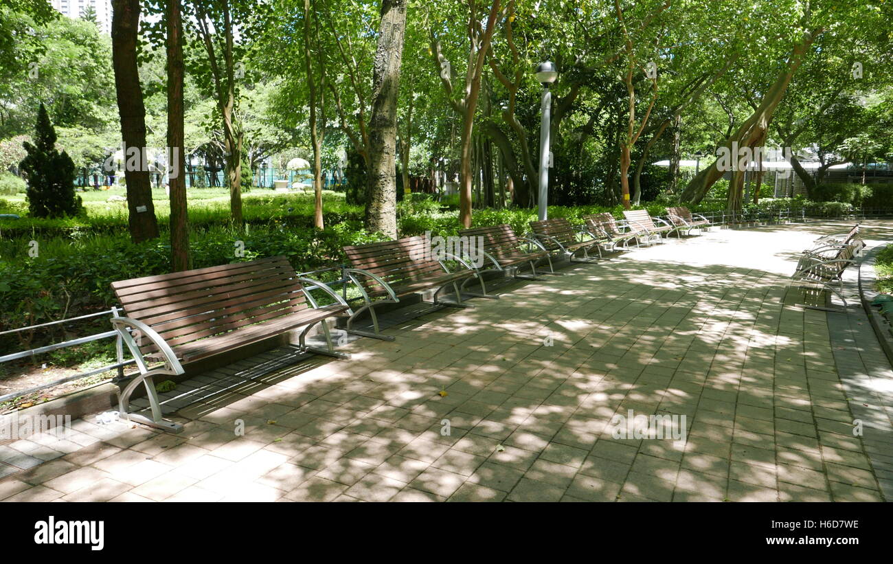Public park benches hi-res stock photography and images - Alamy