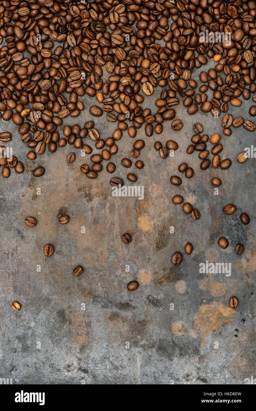 Coffee beans on grunge background. Close up. Texture Stock Photo - Alamy