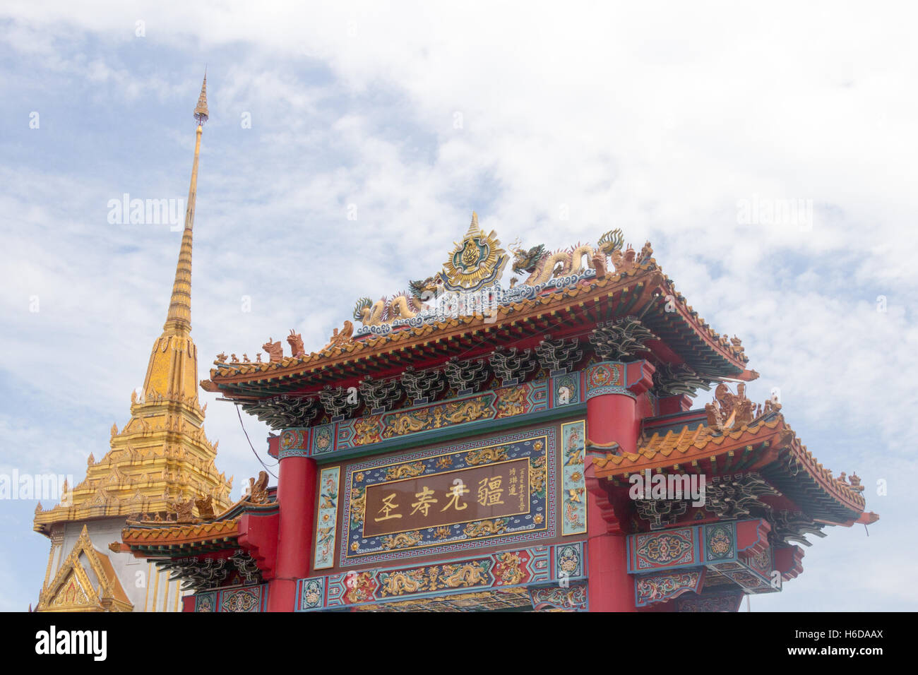 CHina gate with the spire of Wat Traimit in the background in Chinatown ...