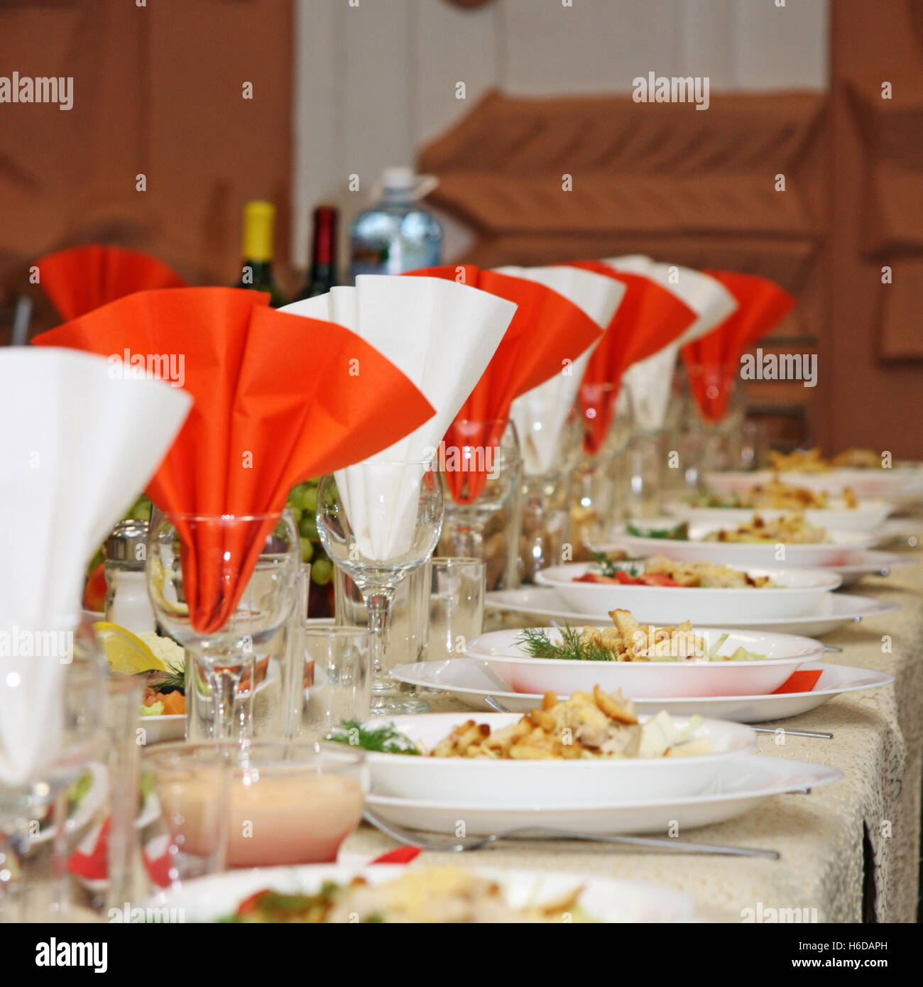 Covered banquet table hi-res stock photography and images - Alamy
