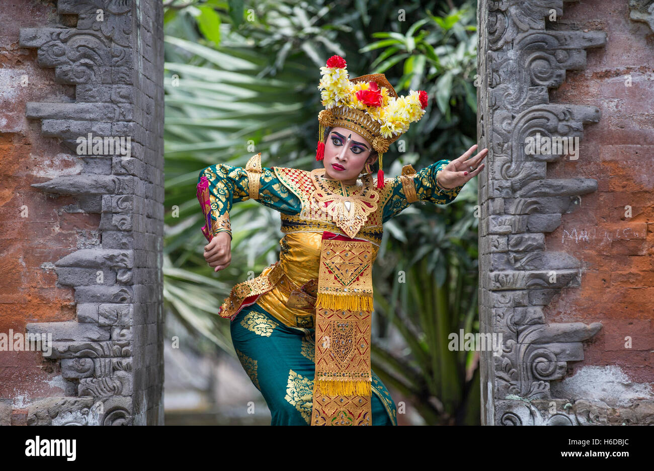 balinese dancer posing for the camera Stock Photo - Alamy