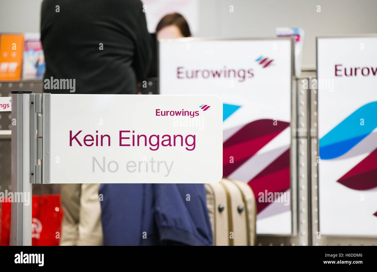 Duesseldorf, Germany. 27th Oct, 2016. A bilingual German-English 'No ...