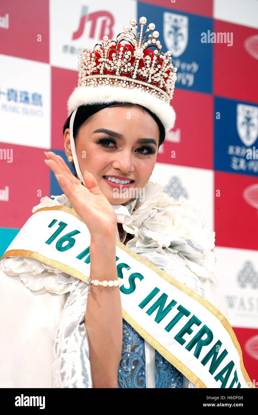 Tokyo, Japan. 27th October, 2016. Miss Philippines Kylie Verzosa poses ...