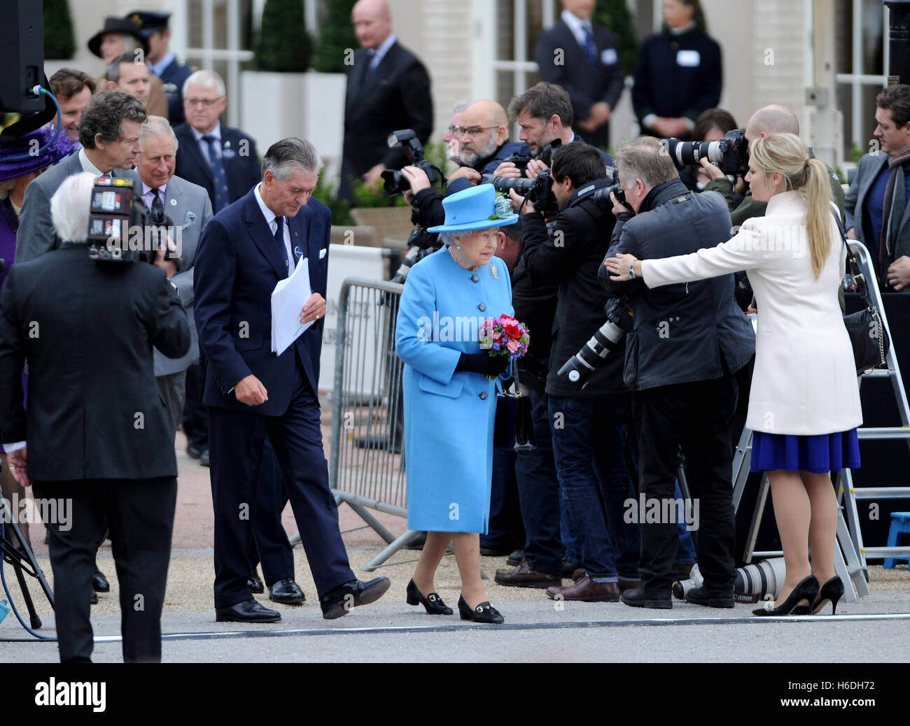 Queen elizabeth ii unveiling hi-res stock photography and images - Alamy