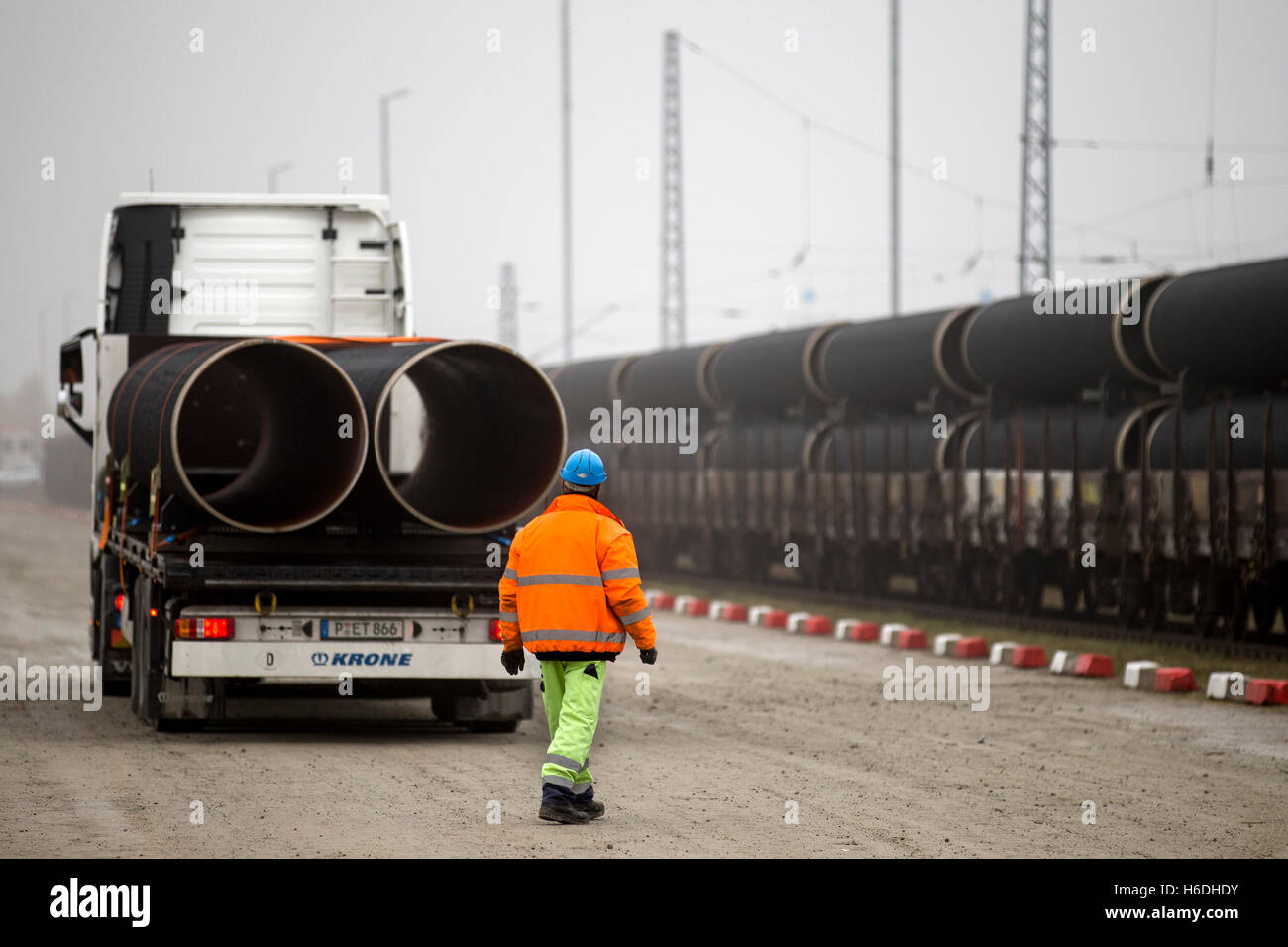Mukran, Germany. 27th Oct, 2016. HANDOUT - The first pipes for the Nord ...