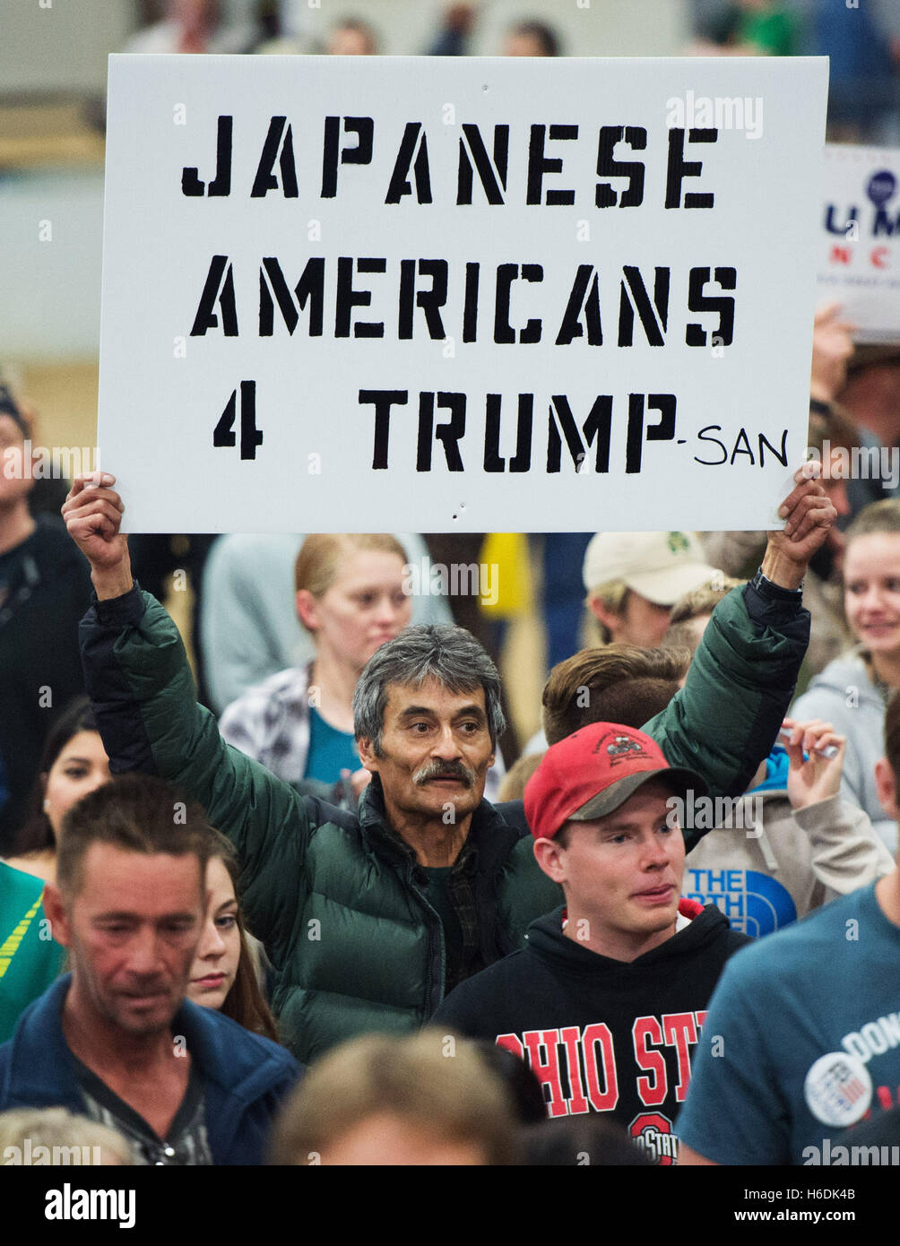 Springfield, Ohio, USA. 27th October, 2016. A Japanese American shows ...