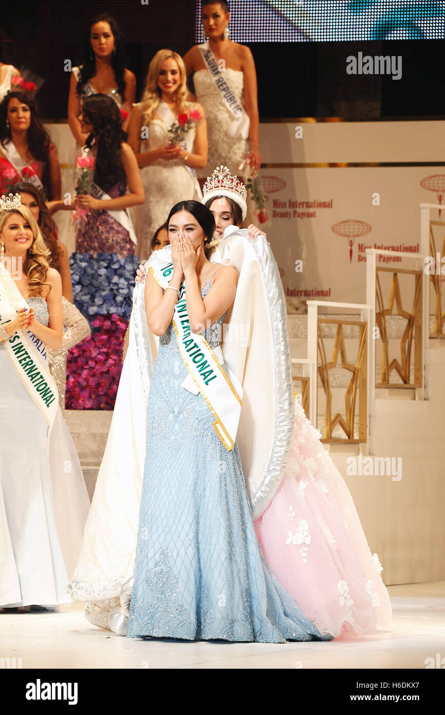 Tokyo, Japan. 27th October, 2016. Miss Philippines Kylie Verzosa wins ...
