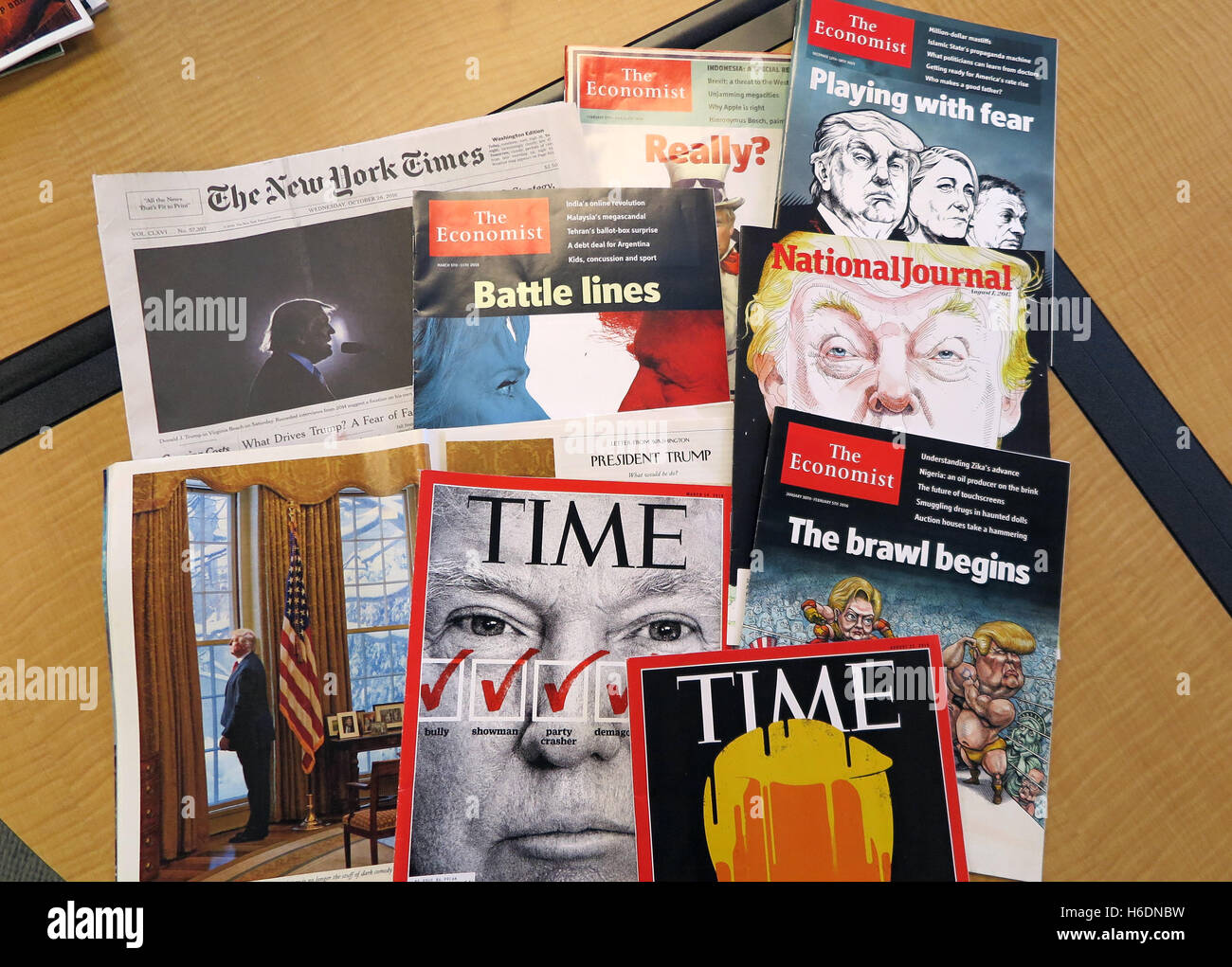 Washington, US. 27th Oct, 2016. Different magazines and newspapers ...