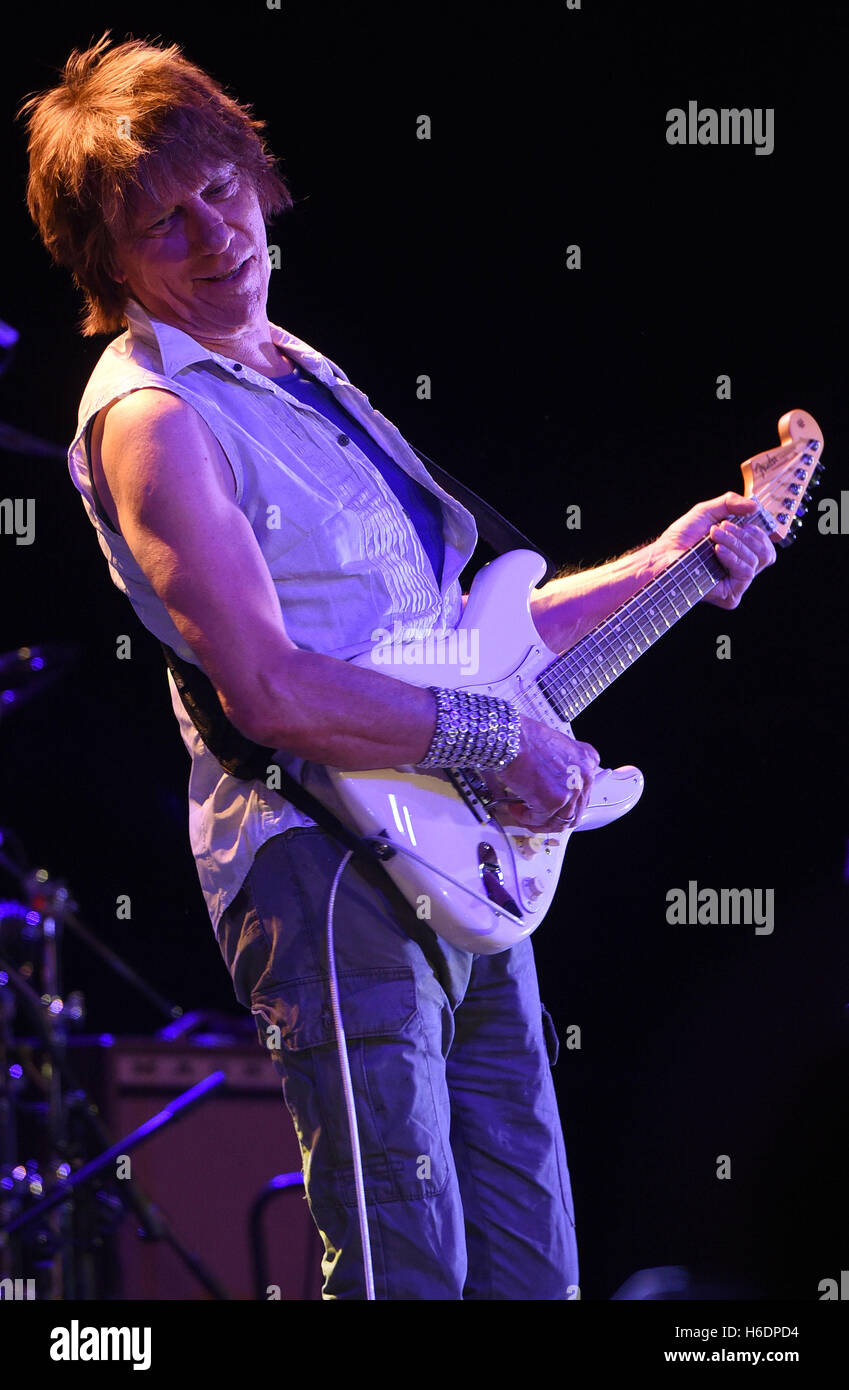 Cologne, Germany. 27th Oct, 2016. Guitarist Jeff Beck stands on stage ...