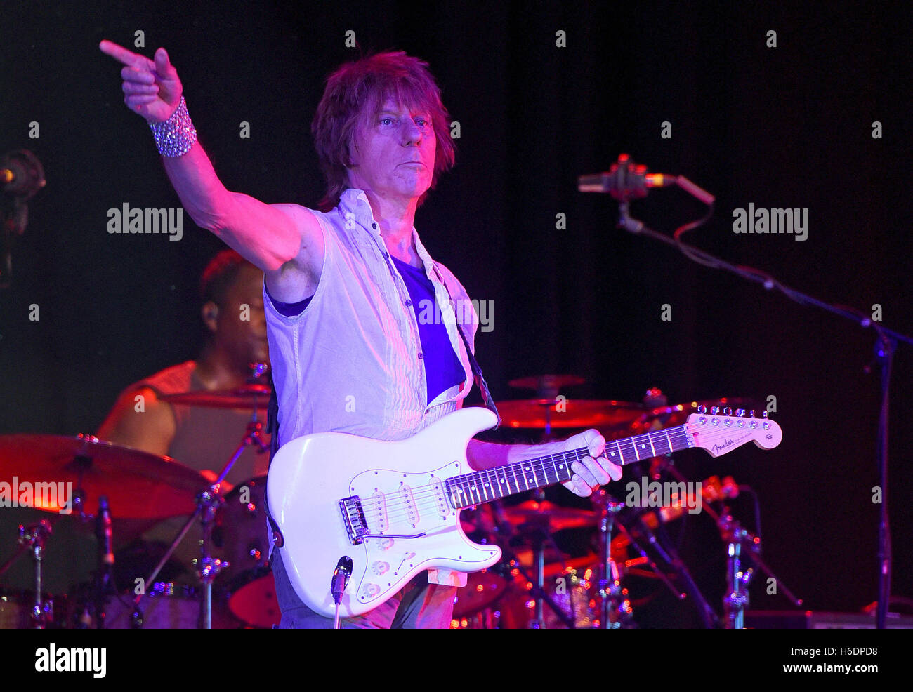 Cologne, Germany. 27th Oct, 2016. Guitarist Jeff Beck stands on stage ...
