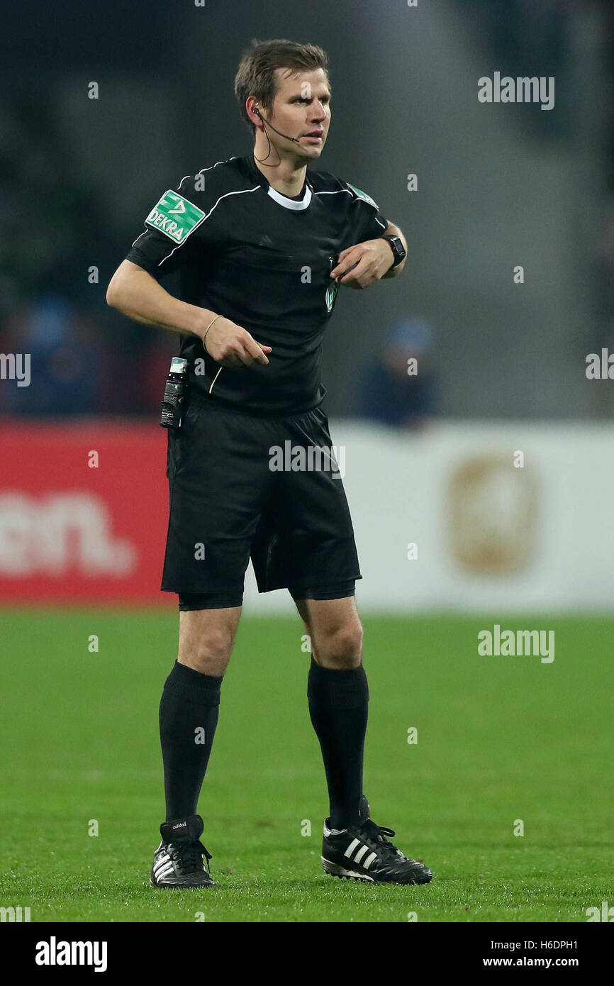 Nuremberg, Germany. 26th Oct, 2016. Referee Frank Willenborg during the ...