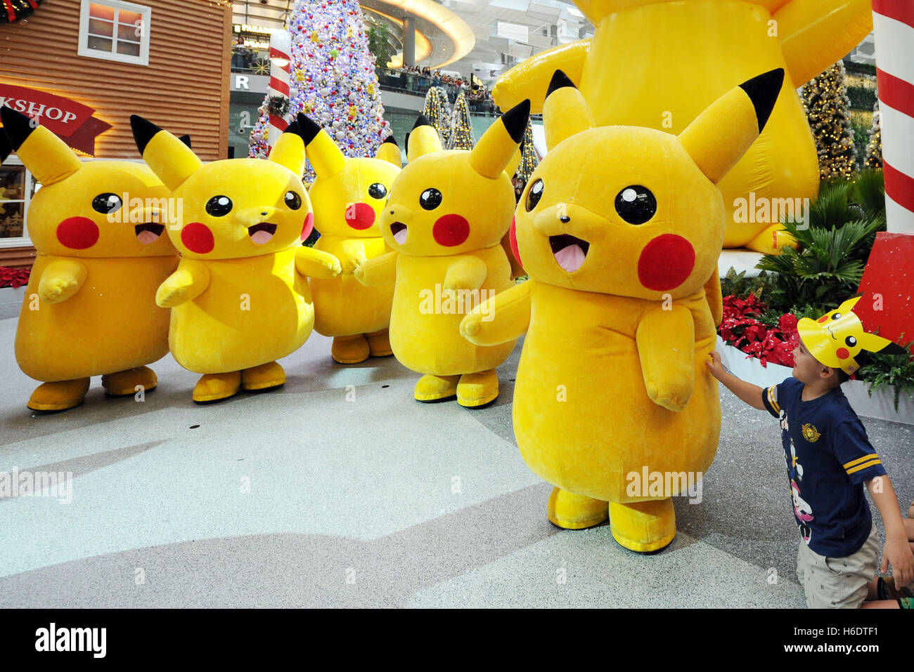 Singapore. 18th Nov, 2016. A group of "Pikachus" dance for the crowd at ...