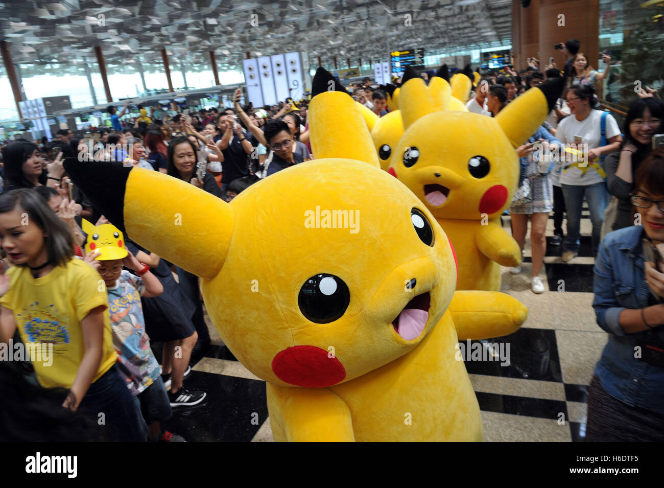 Singapore. 18th Nov, 2016. A group of "Pikachus" march in a "Pikachu ...