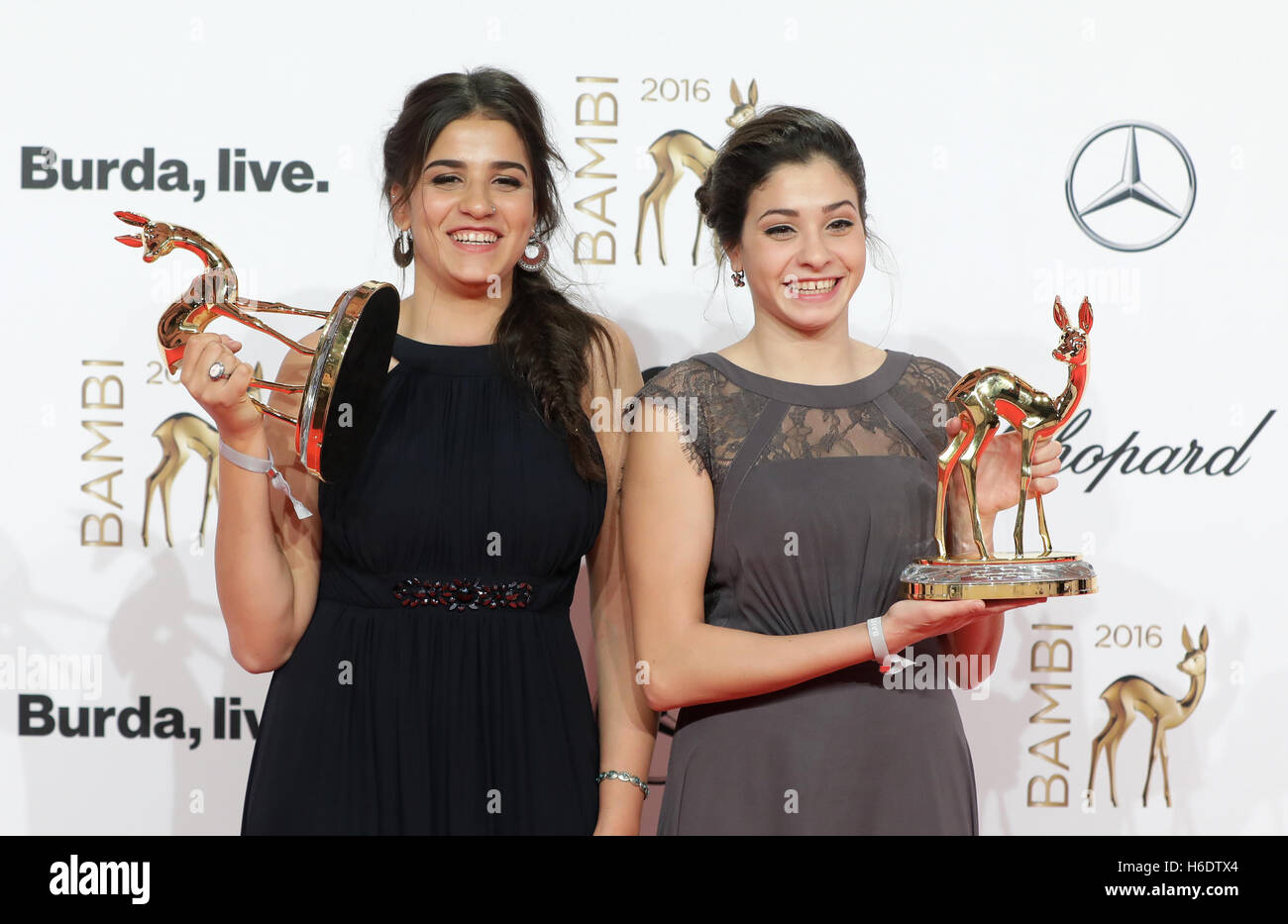 Berlin, Germany. 17th Nov, 2016. Yusra und Sarah Mardini presenting ...