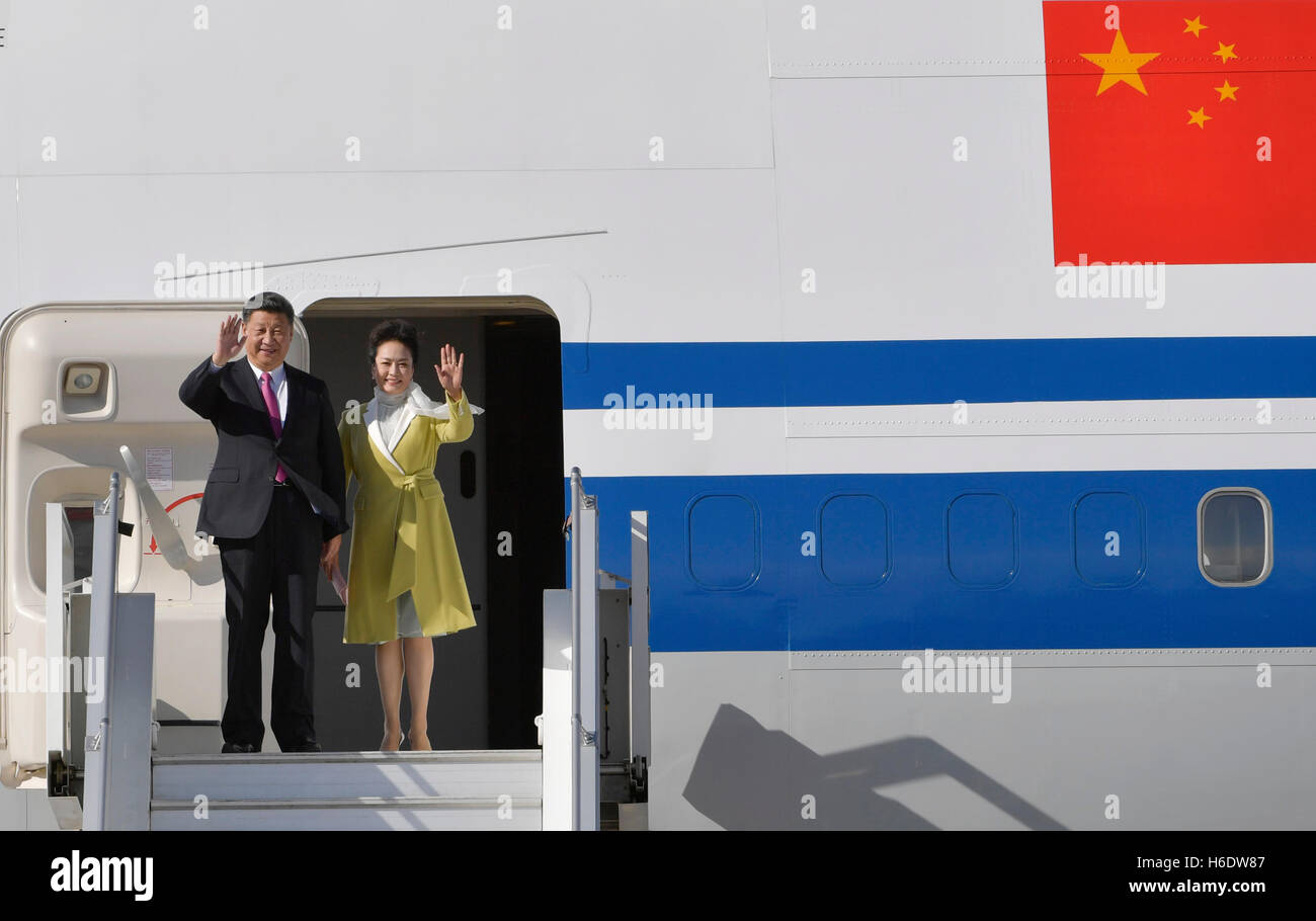 Quito, Ecuador. 17th Nov, 2016. Chinese President Xi Jinping (L) and ...