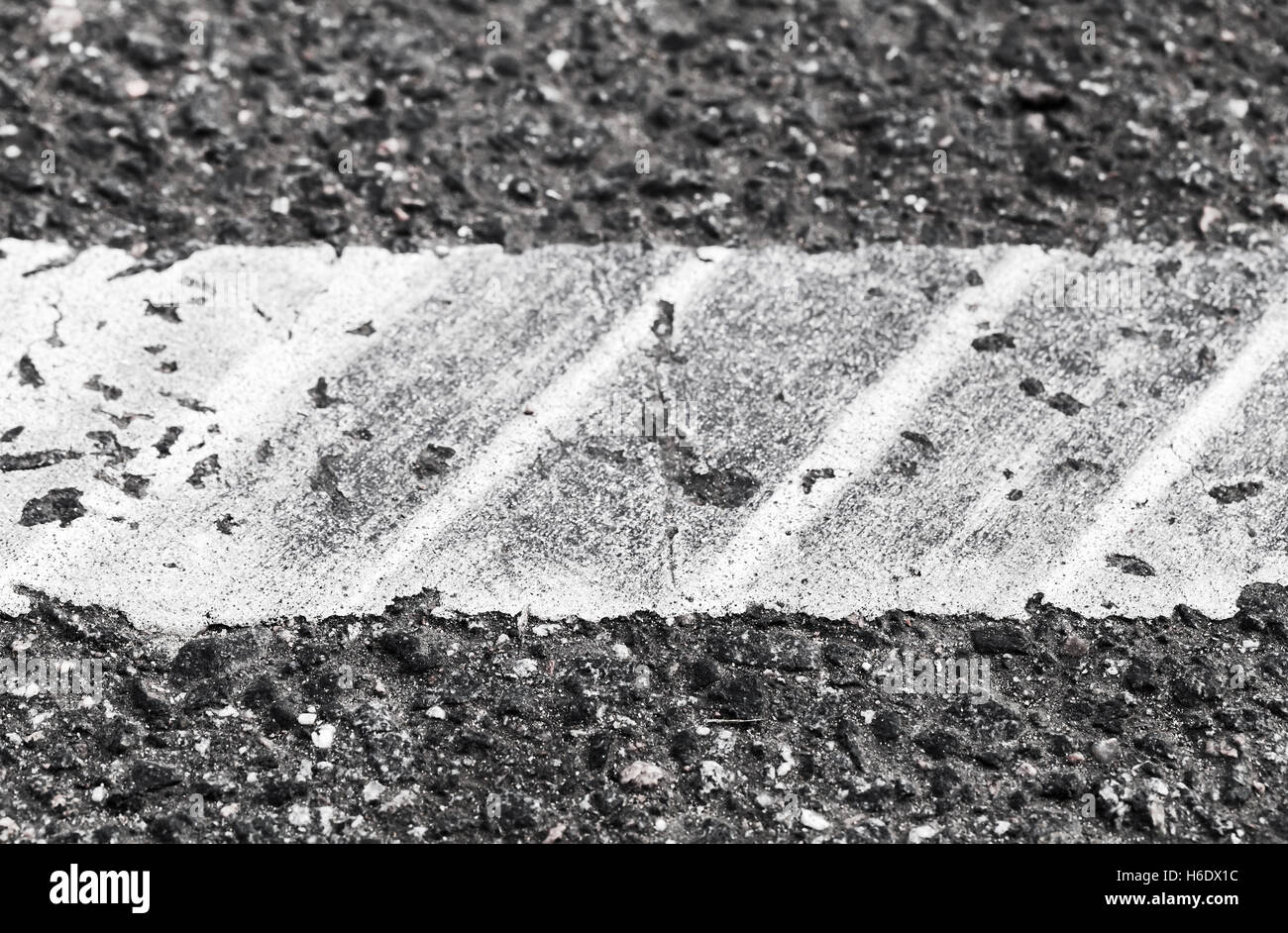 White dividing line hi-res stock photography and images - Alamy