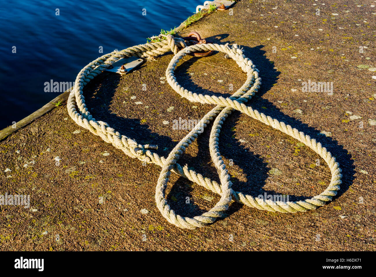 Mooring rope knot hi-res stock photography and images - Alamy