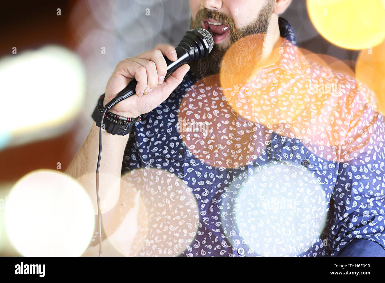 singer singing stage light Stock Photo - Alamy