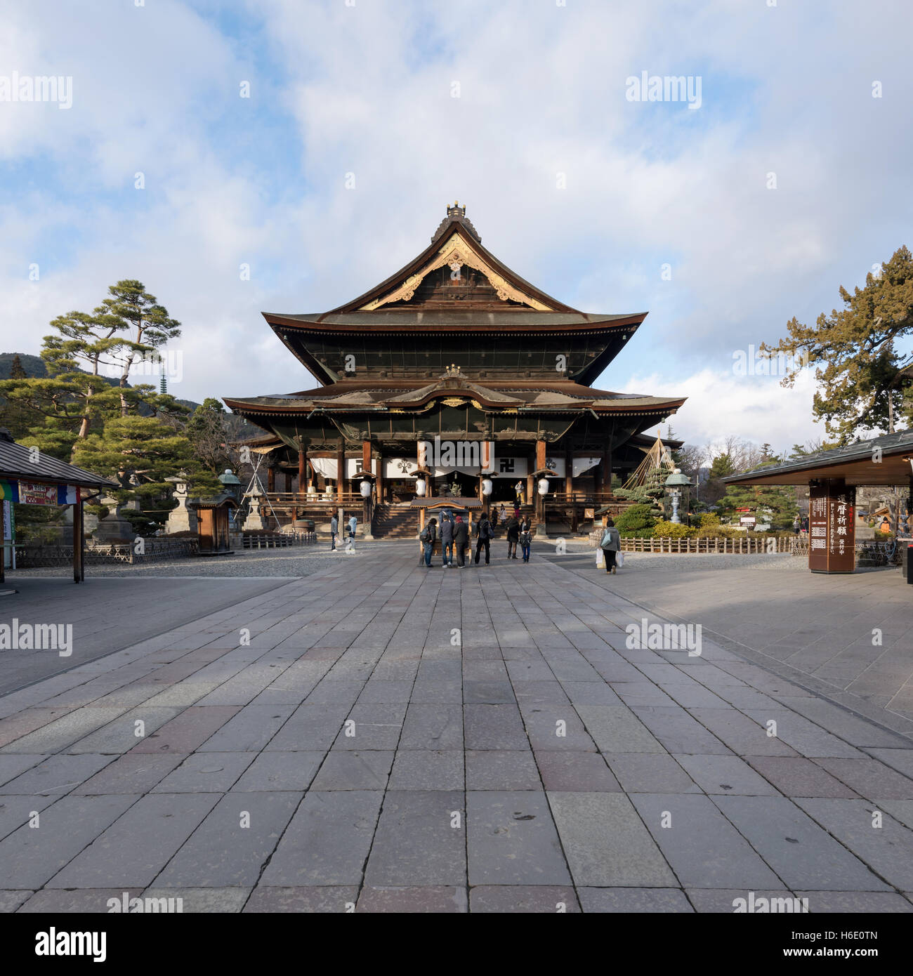 Zenko temple hi-res stock photography and images - Alamy