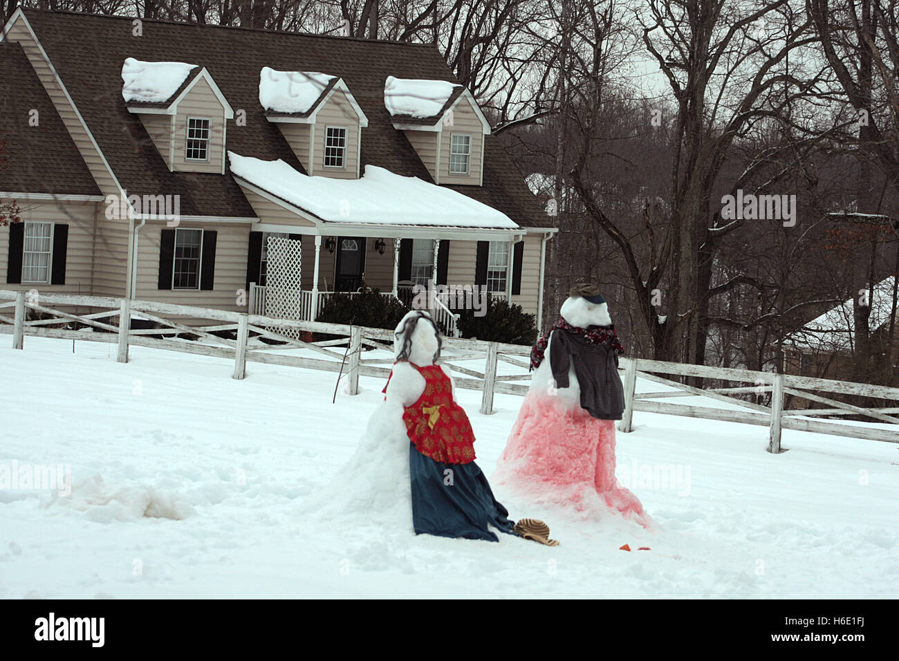 Snowmen couple hi-res stock photography and images - Alamy