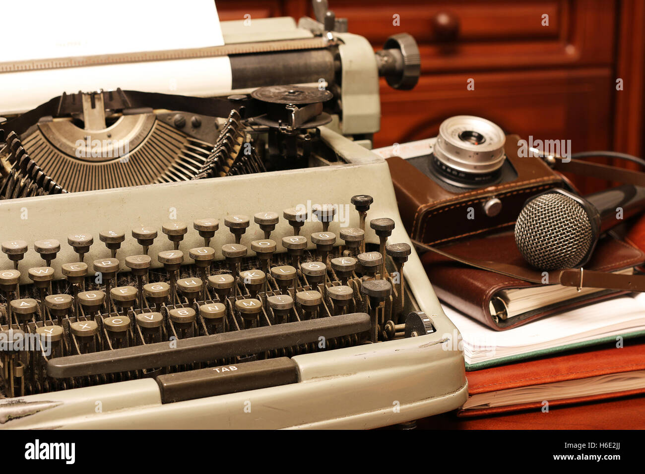 typewriter and camera retro Stock Photo - Alamy
