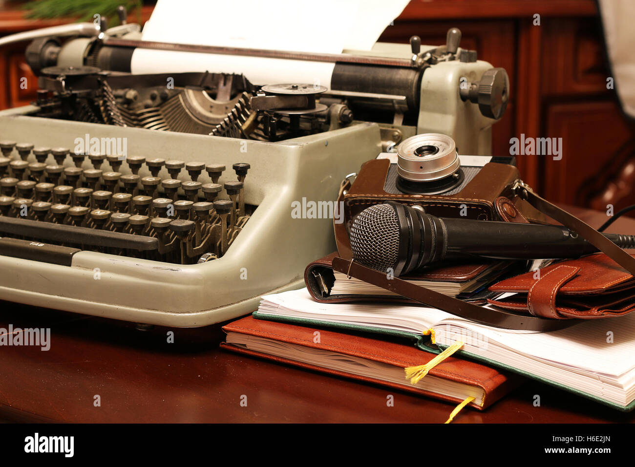 typewriter and camera retro Stock Photo - Alamy
