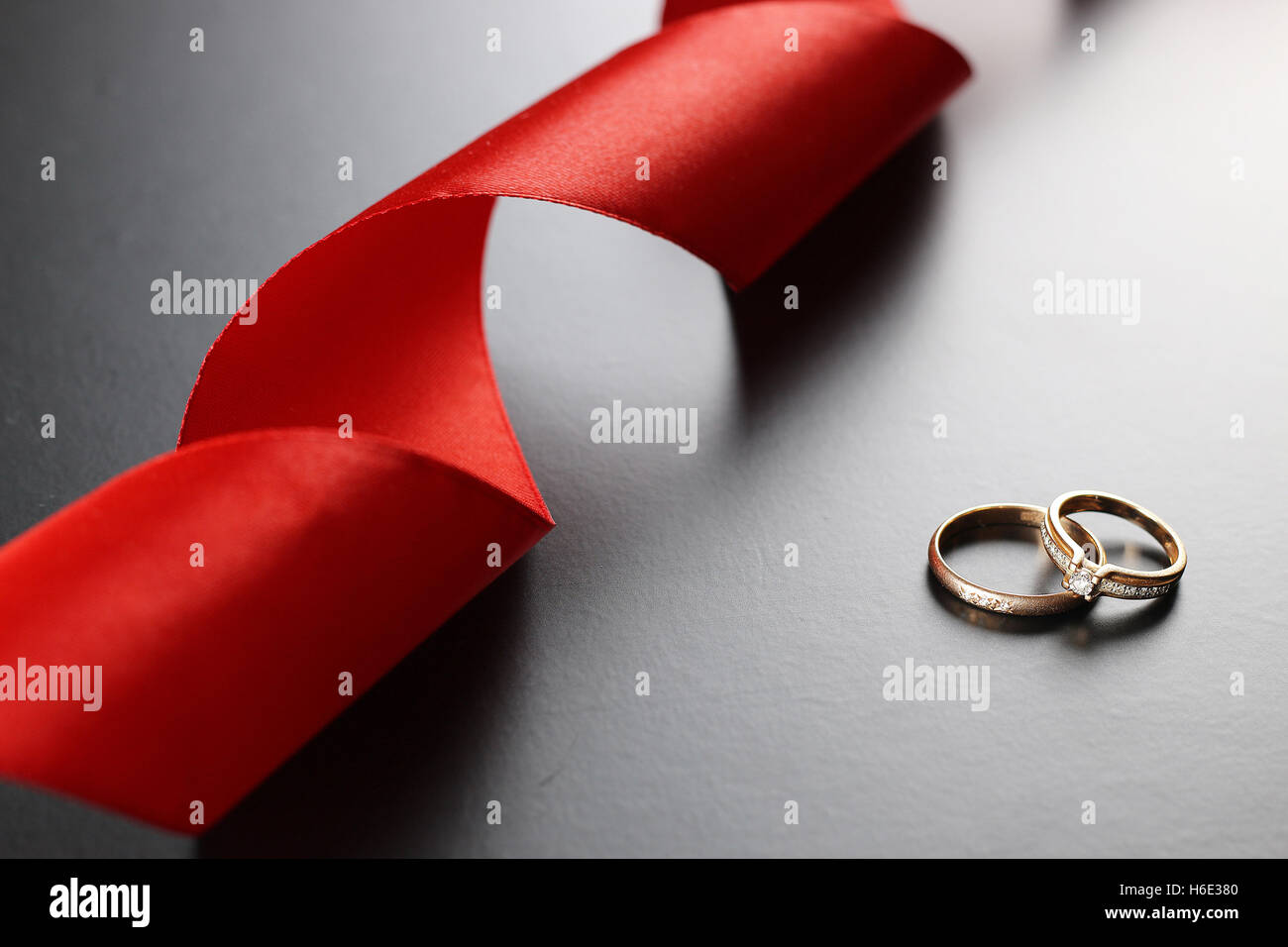 Wedding rings ribbon Stock Photo - Alamy