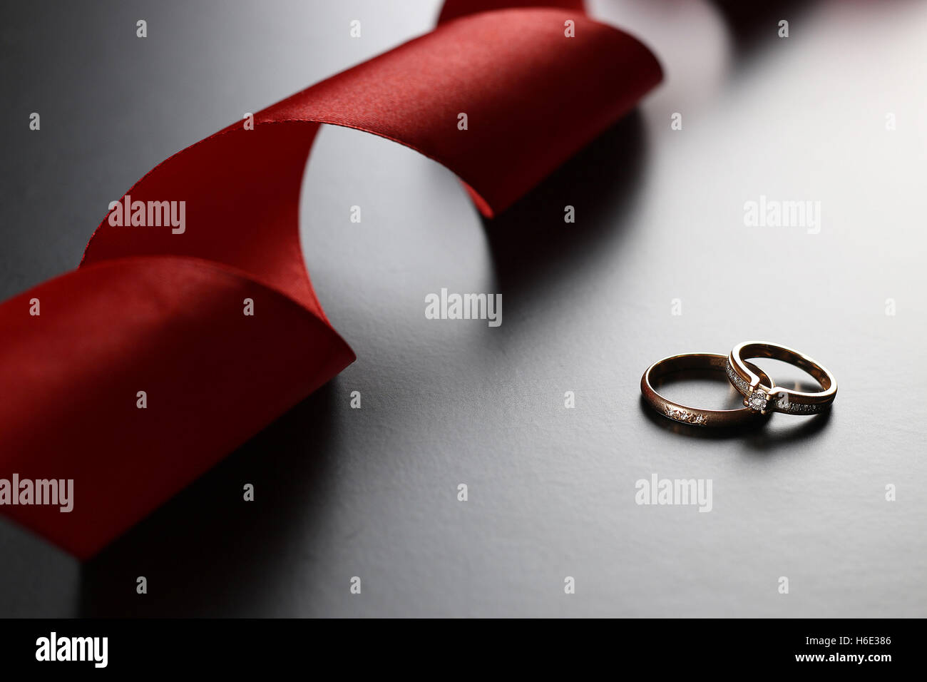 Wedding rings ribbon Stock Photo - Alamy