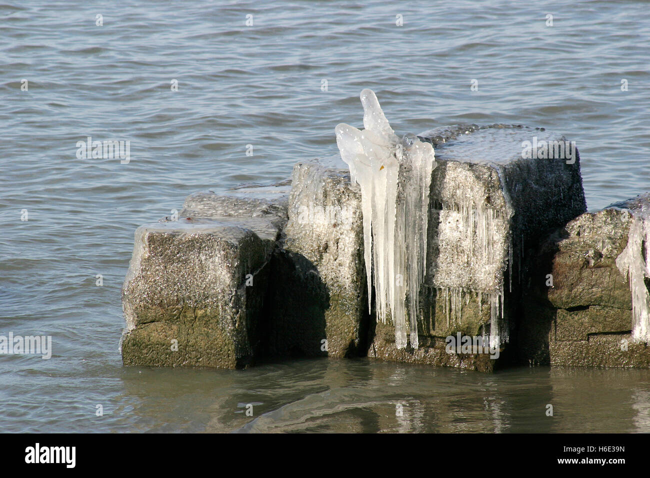 Ice and icicles at the edge of Lake Erie, Ohio, USA Stock Photo - Alamy
