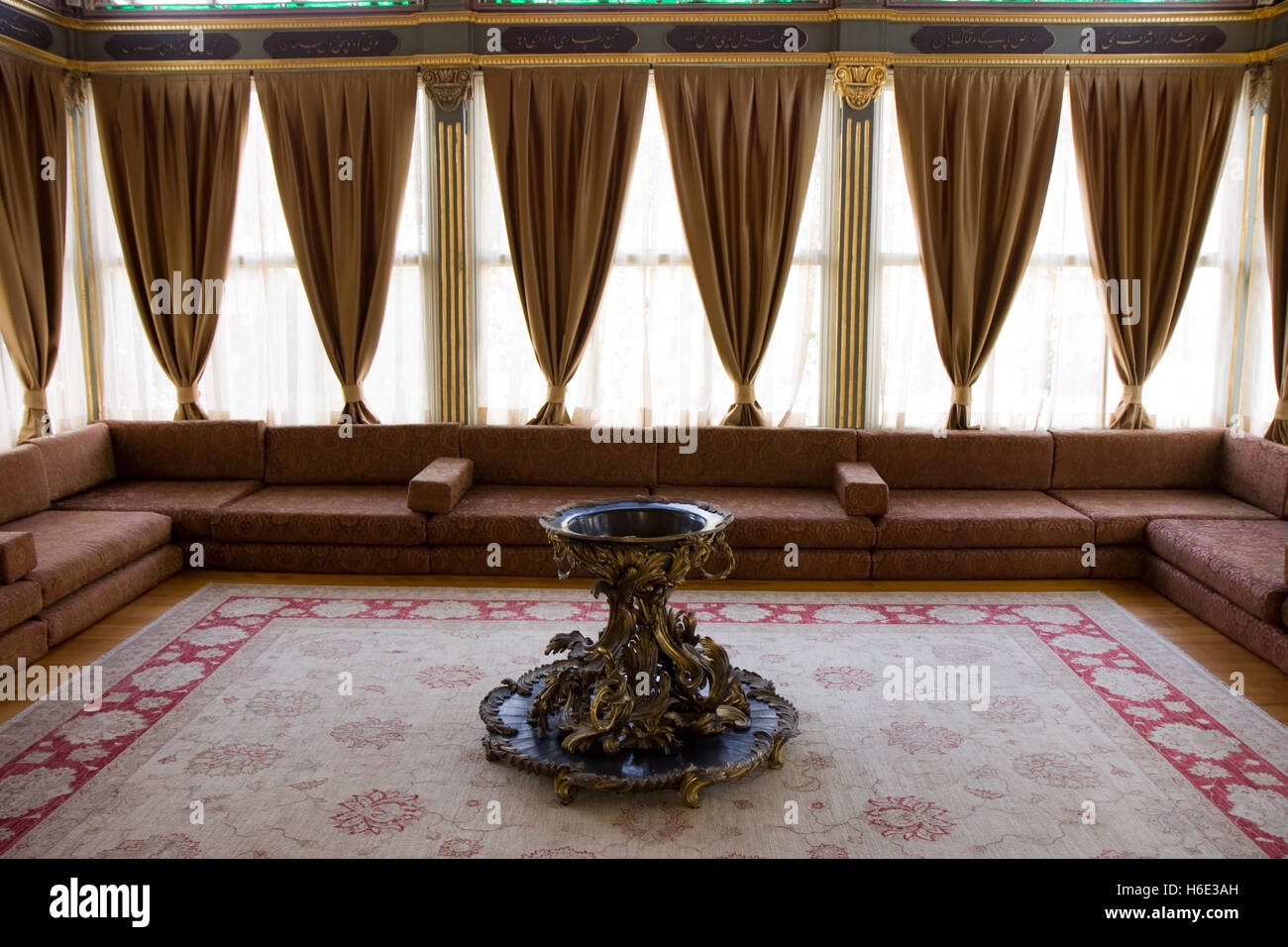 inside topkapi palace in istanbul turckey Stock Photo - Alamy