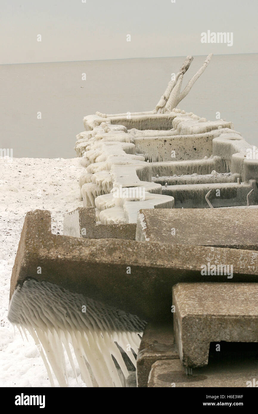 Ice and icicles at the edge of Lake Erie, Ohio, USA Stock Photo - Alamy