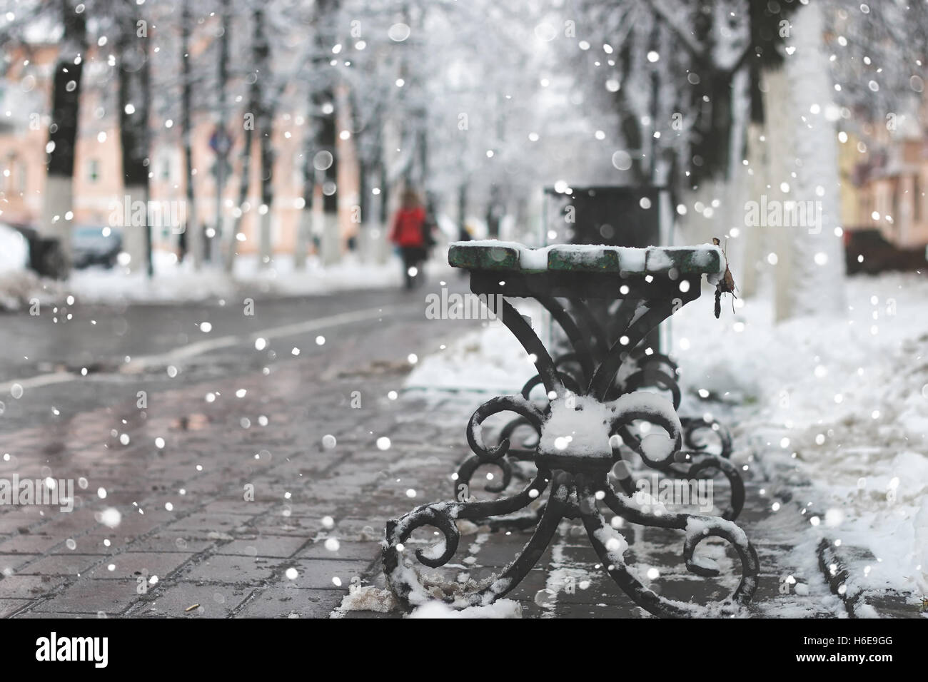 snow bench winter sidewalk Stock Photo - Alamy