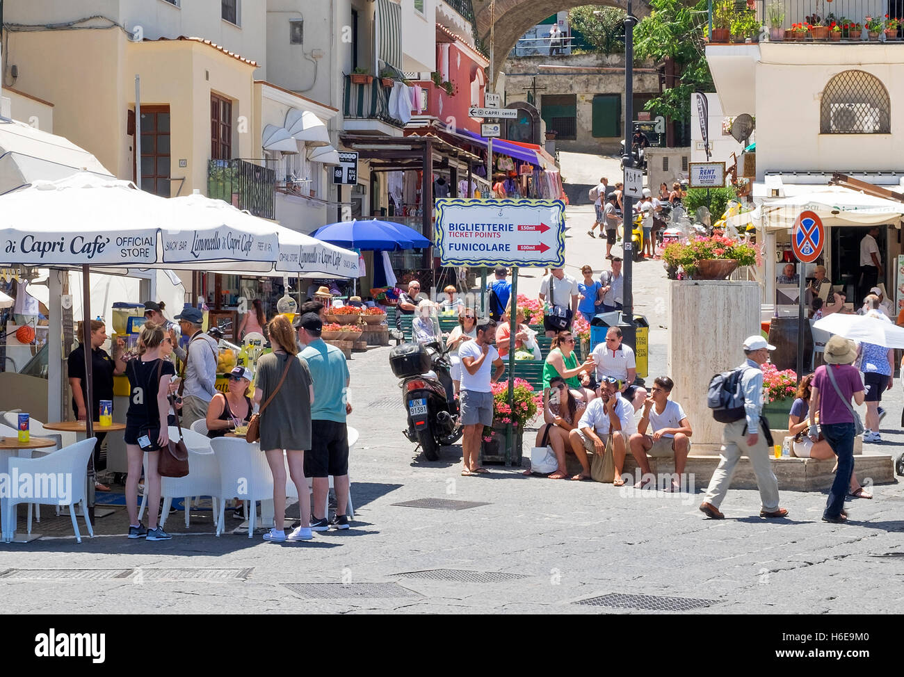 Tourists visiting capri hi-res stock photography and images - Alamy