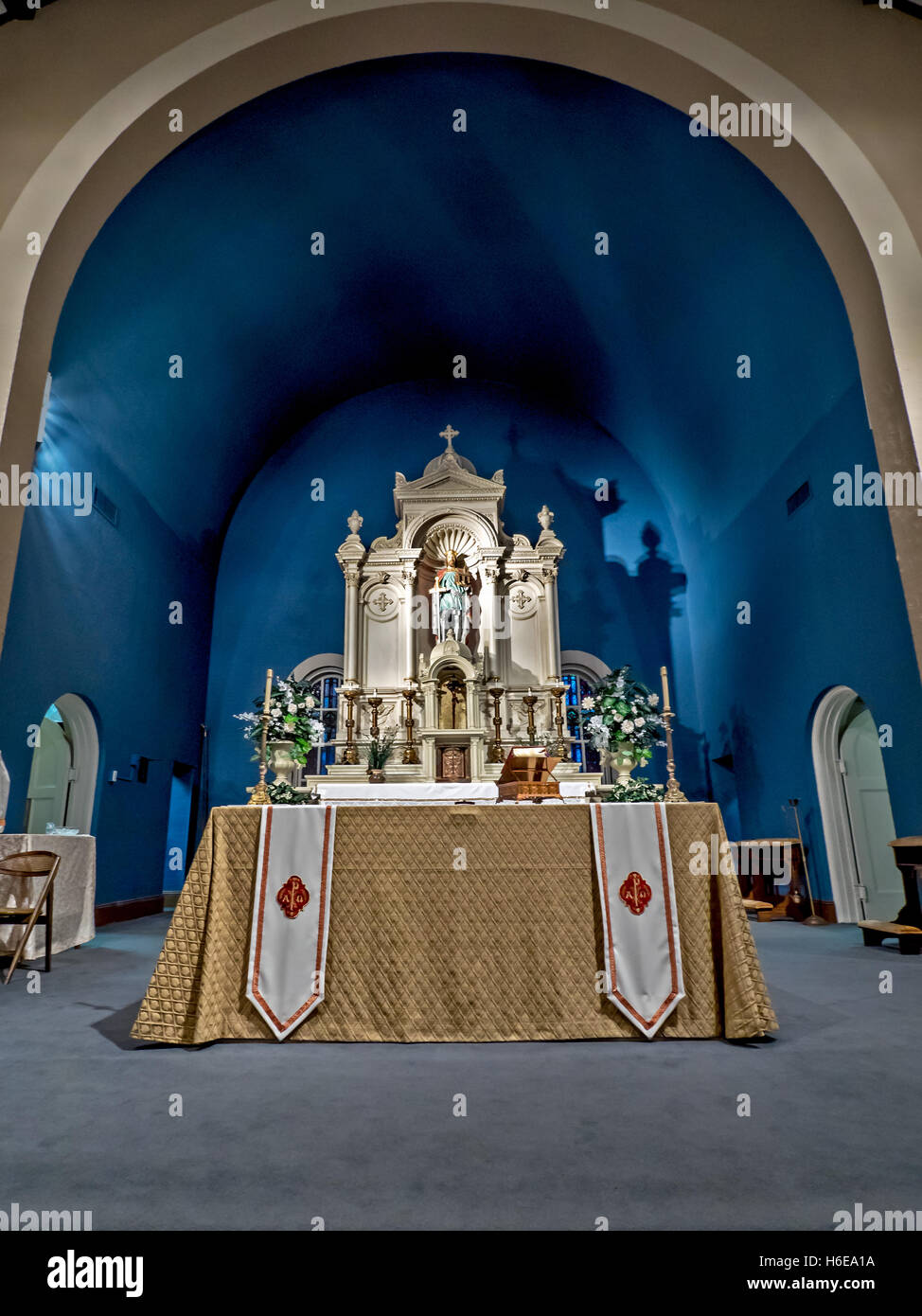 Catholic church altar hi-res stock photography and images - Alamy