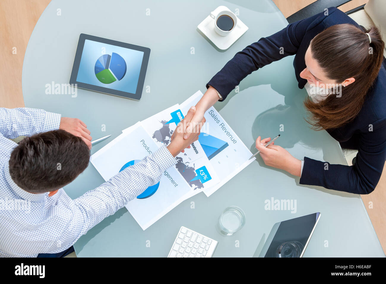 Man woman handshake office desk hi-res stock photography and images - Alamy