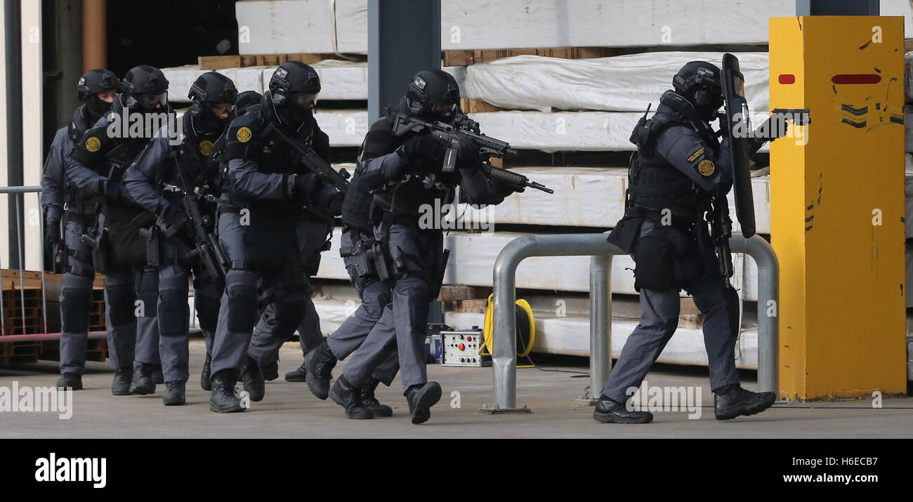 Members of the Garda Emergency Response Unit and Regional Armed Support ...