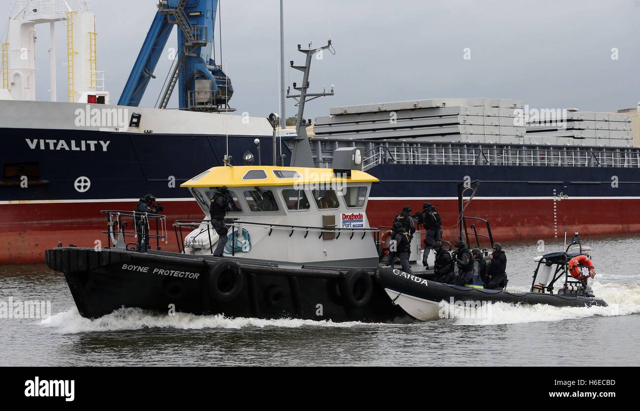 Members of the Garda Emergency Response Unit and Regional Armed Support ...
