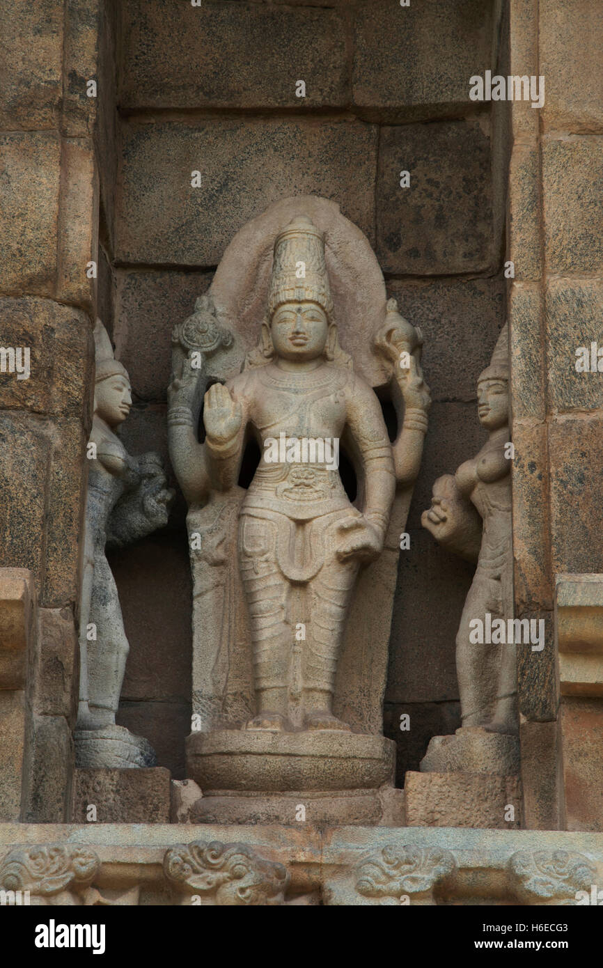 Vishnu with his consorts, niche on the western wall, Brihadisvara ...