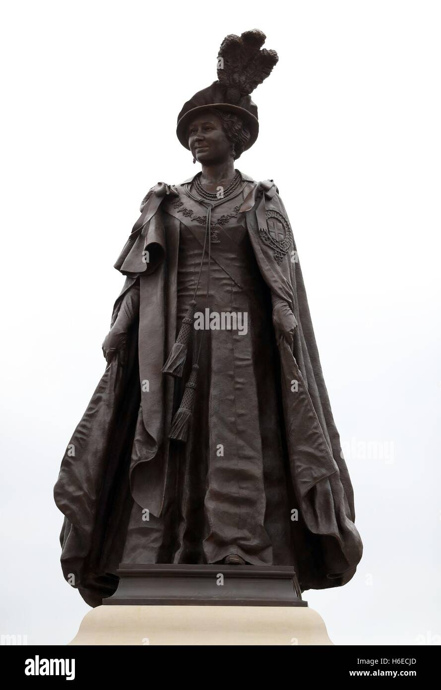 Queen elizabeth ii statue hi-res stock photography and images - Alamy