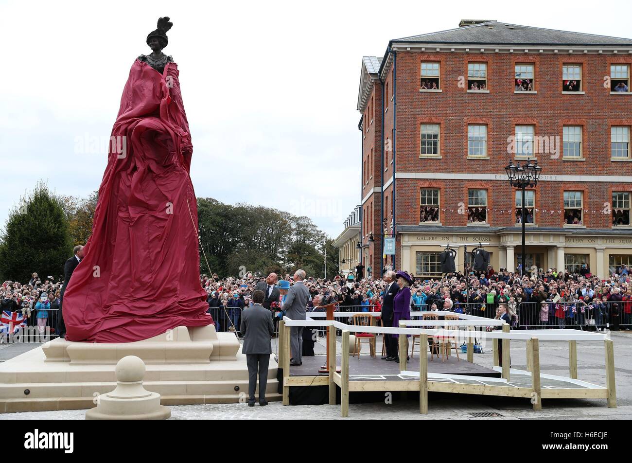 A statue of the Queen Mother is unveiled by Queen Elizabeth II and her ...