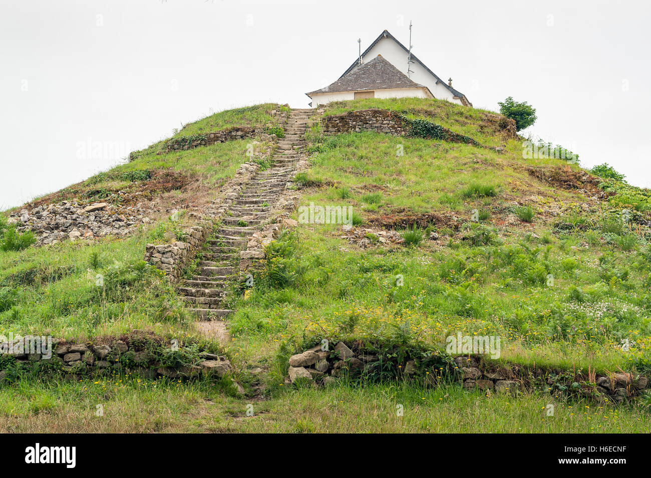Tumulus mound hi-res stock photography and images - Alamy