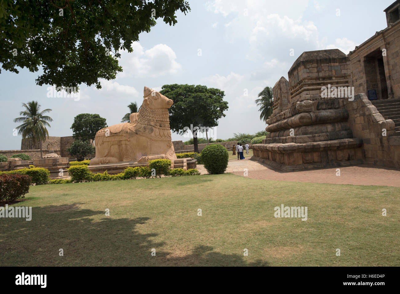 Huge Nandi and entrance to the mahamandapa, Brihadisvara Temple ...