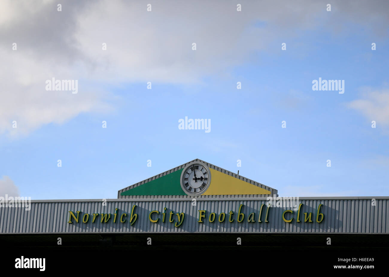 Road clock hi-res stock photography and images - Alamy