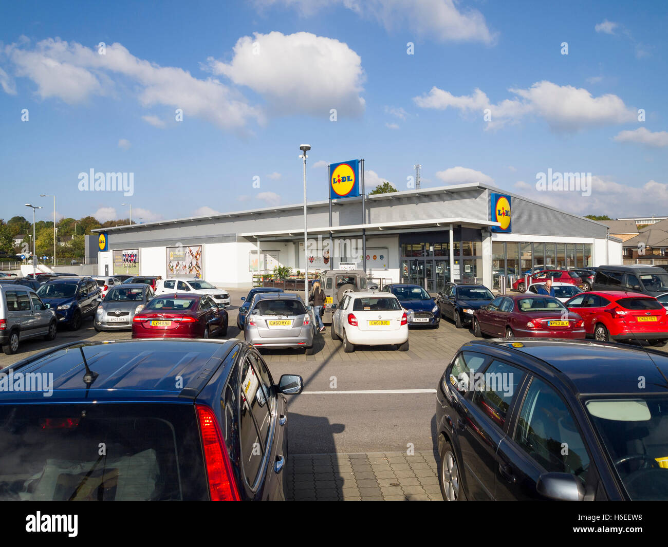 shopping store and car park Stock Photo - Alamy
