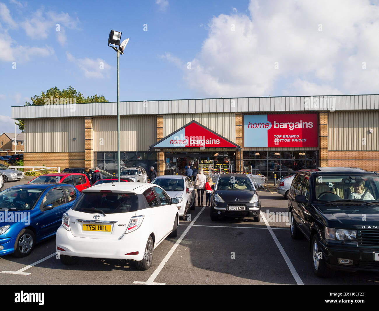 shopping customers in store car park Stock Photo - Alamy